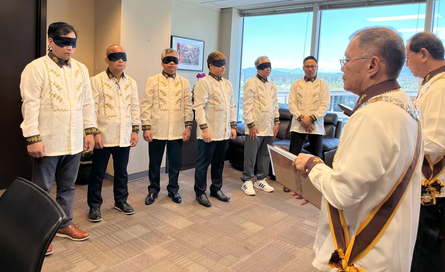 Philippine Consul General Magno Attends the Installation of the Knights ...